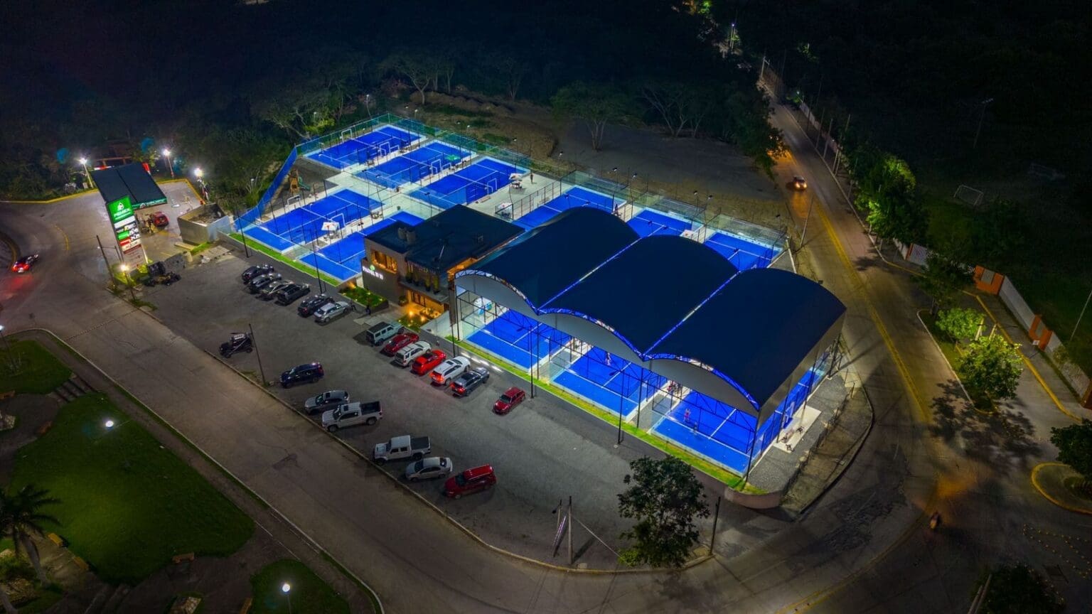 Canchas de Pádel Techadas en México | Domos y Cubiertas de Calidad